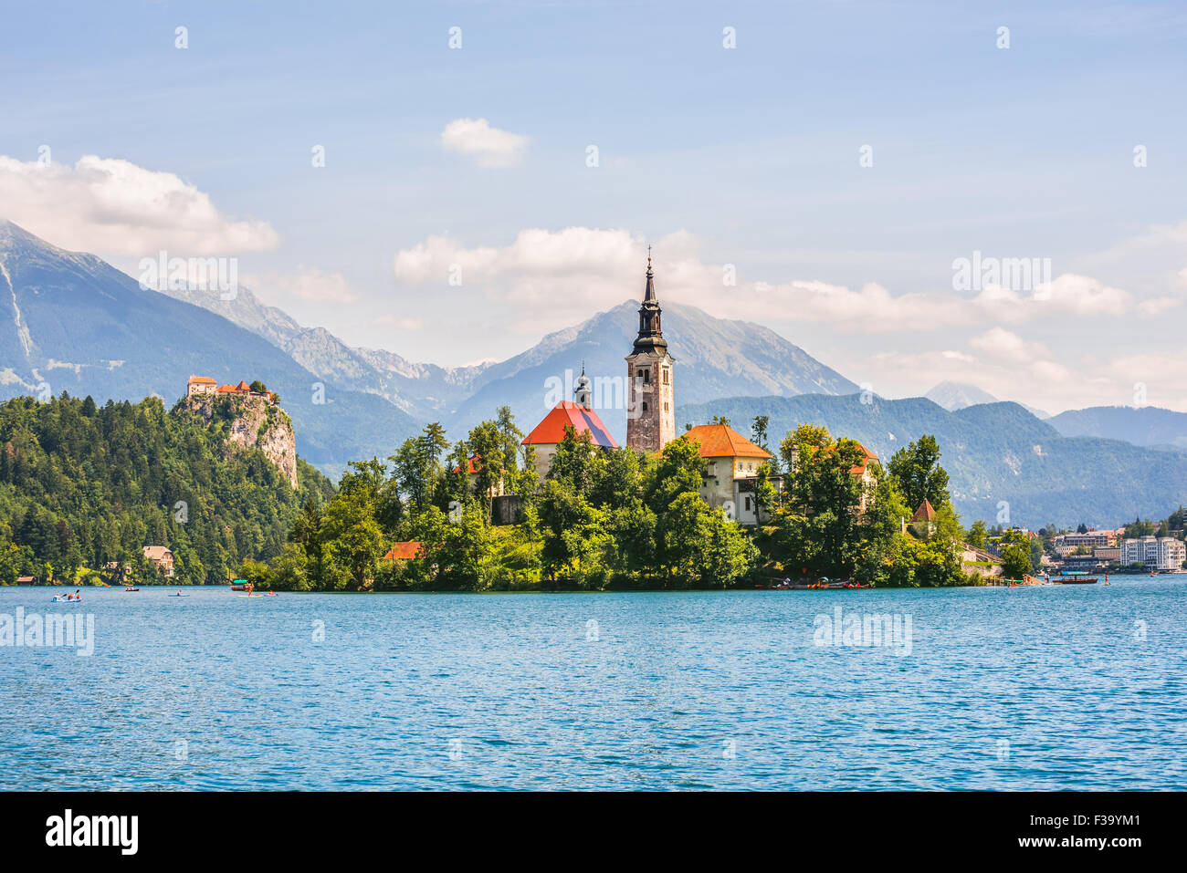 Kleine Insel mit der katholischen Kirche und Bled Castle auf Bled See ...