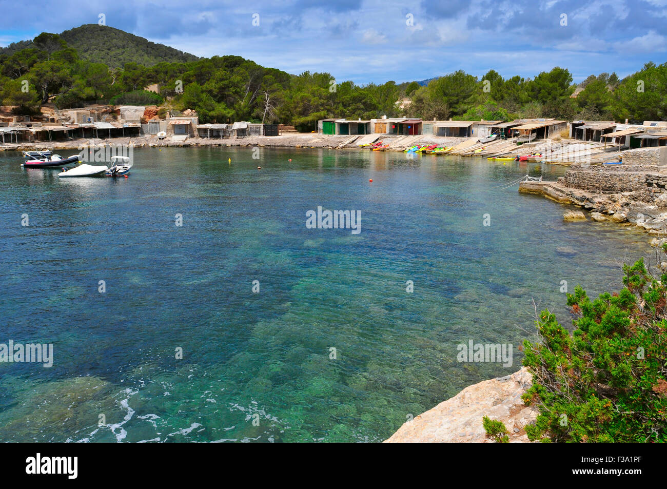 ein Blick auf die Bucht von Sa Caleta in Insel Ibiza, Spanien, mit ...