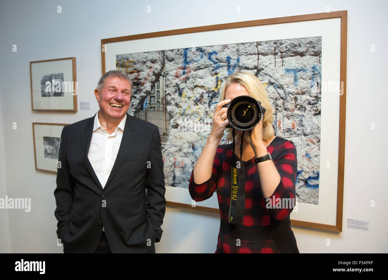 Berlin, Deutschland. 1. Oktober 2015. Fotograf Daniel Biskup (L) stellt ...