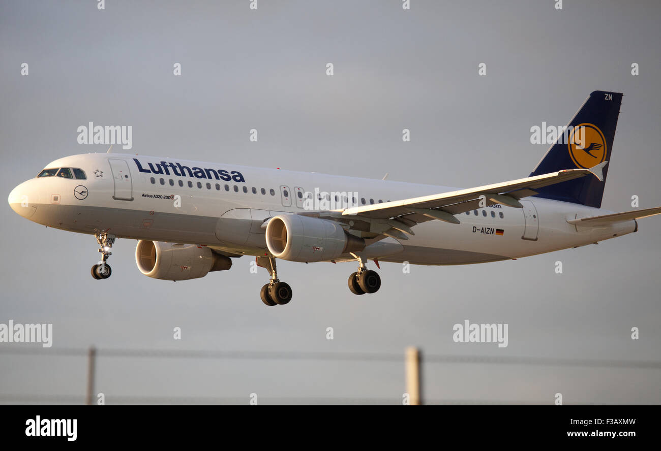 Lufthansa a320 im flug -Fotos und -Bildmaterial in hoher Auflösung – Alamy