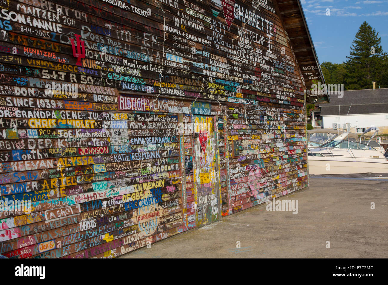 Anderson-Lager auf Andersons Dock Funktionen Graffiti verziert Hardy ...