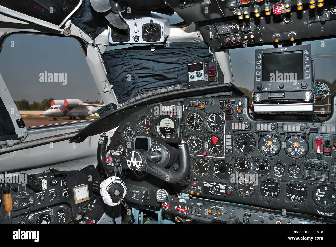 Kiew, Ukraine - 7. Juli 2012: Classic Flugzeug Cockpit Instrument panel ...