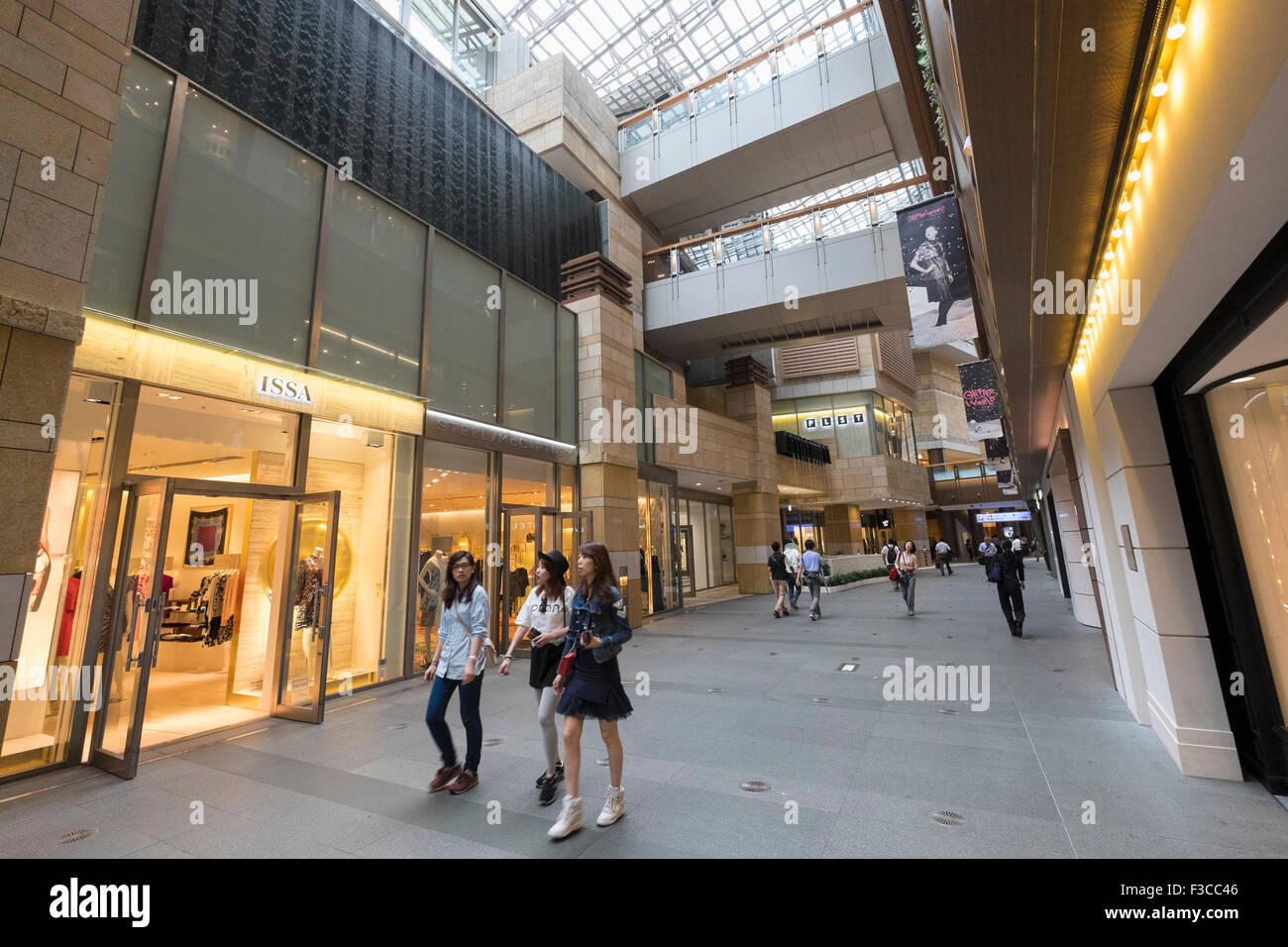 Innenraum der Roppongi Hills Mori Centre Shopping Mall in Tokio Japan ...