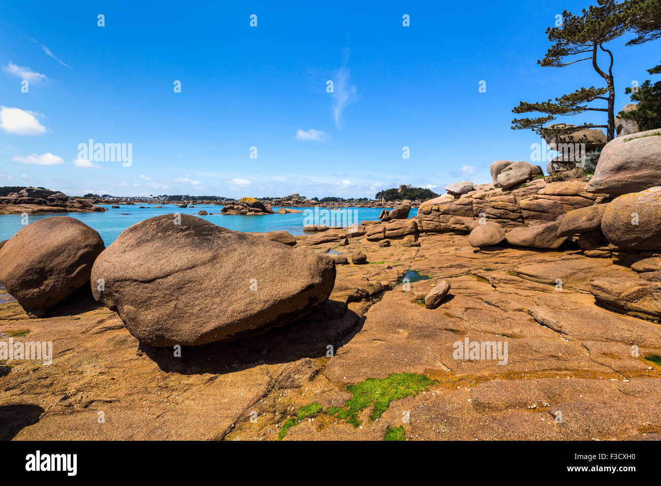 Riesige Felsen an der Côte Granit rose rosa Granit Küste Ploumanac´h ...