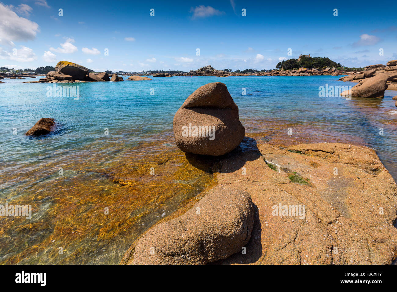 Riesige Felsen an der Côte Granit rose rosa Granit Küste Ploumanac´h ...