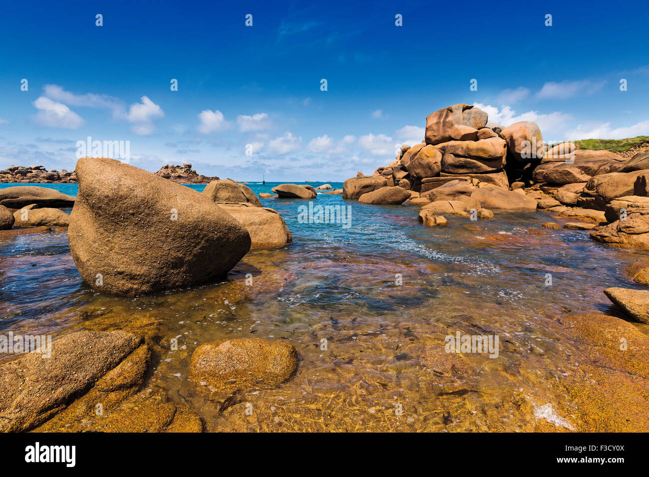 Riesige Felsen an der Côte Granit rose rosa Granit Küste Ploumanac´h ...