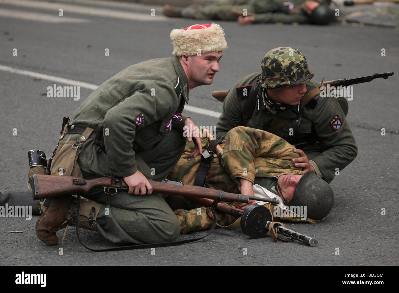 Reenactors uniformierte Soldaten der russische Befreiung-Armee (ROA ...