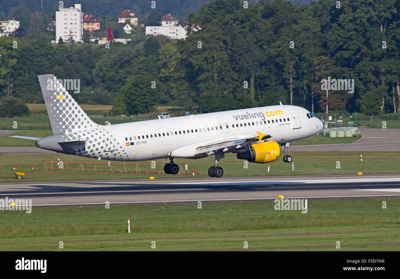 Zürich - 18.Juli: Airbus a-320 Vueling Landung in Zürich nach ... Zürich - 18.Juli: Airbus a-320 Vueling Landung in Zürich nach ...
