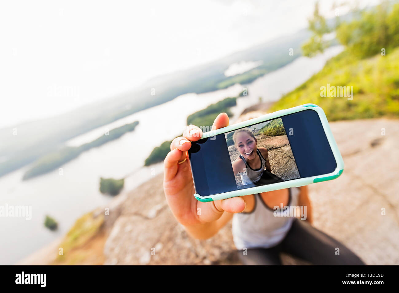 Frau unter selfie -Fotos und -Bildmaterial in hoher Auflösung – Alamy Frau unter selfie -Fotos und -Bildmaterial in hoher Auflösung – Alamy