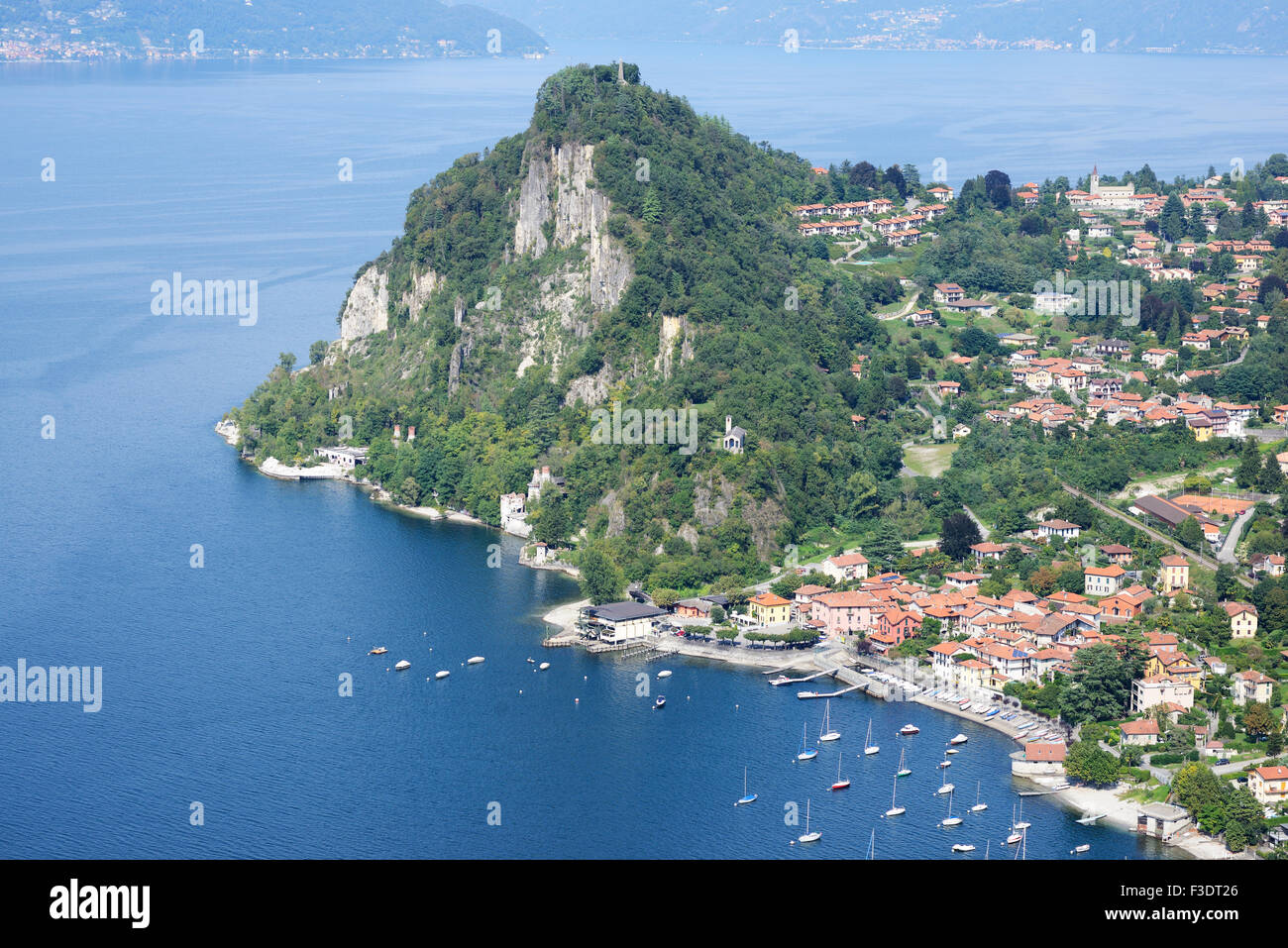 LUFTAUFNAHME. Castelveccana und seine auffällige Rocca di Caldè ...