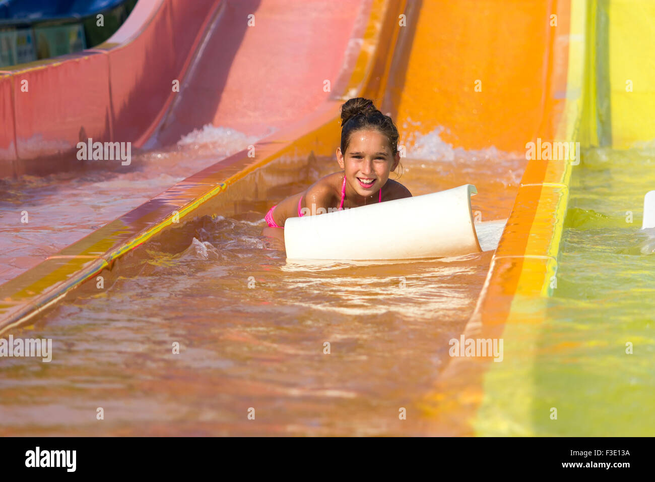 Girl fun on water slide -Fotos und -Bildmaterial in hoher Auflösung – Alamy
