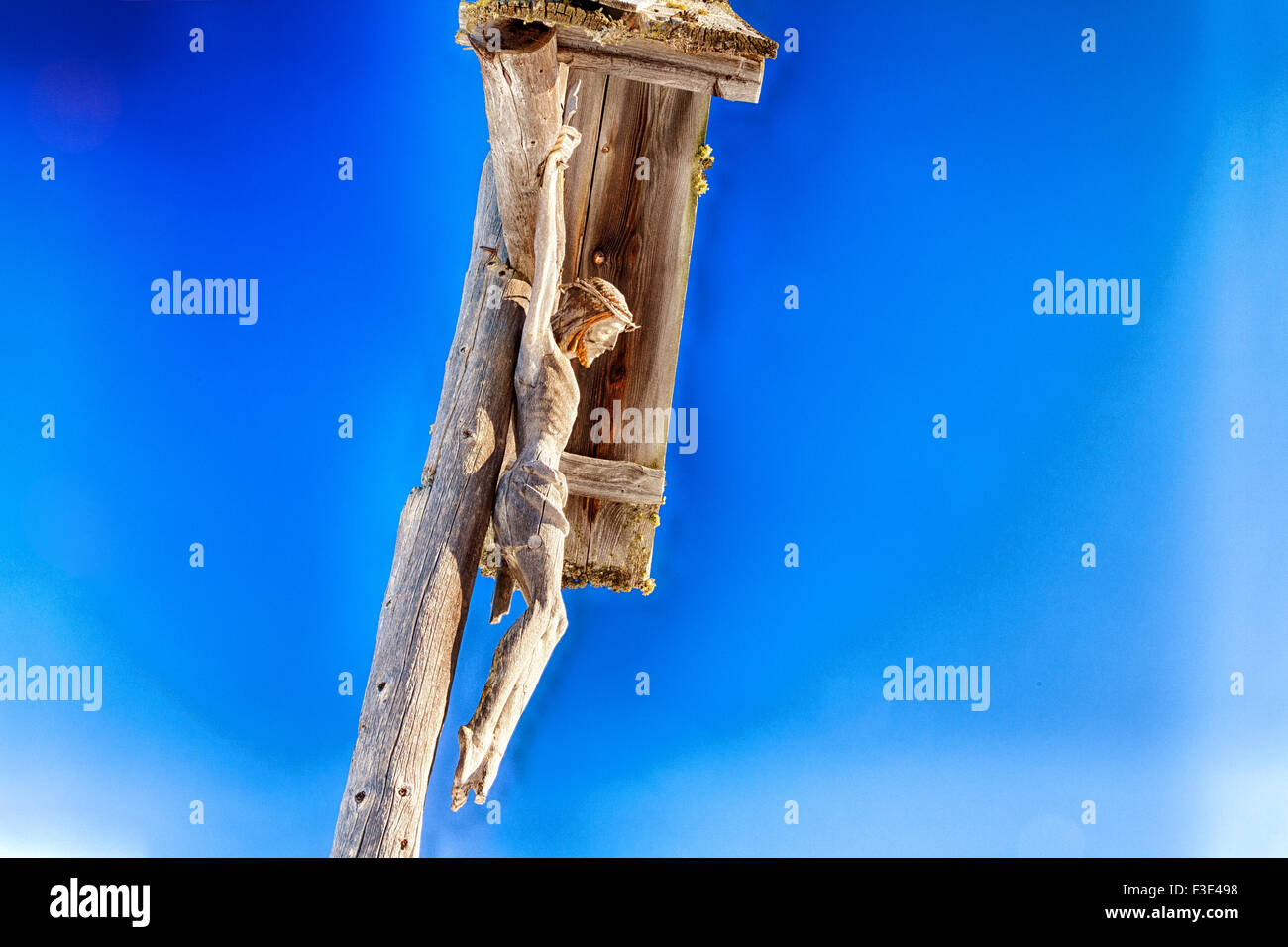 Geschnitzte Statue der Kreuzigung von Jesus Christus. Holz zeigt Anzeichen von Verwitterung ...