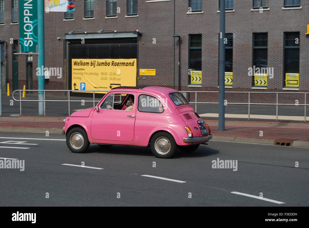 Klassische rosa Fiat 500 unterwegs Stockfotografie - Alamy
