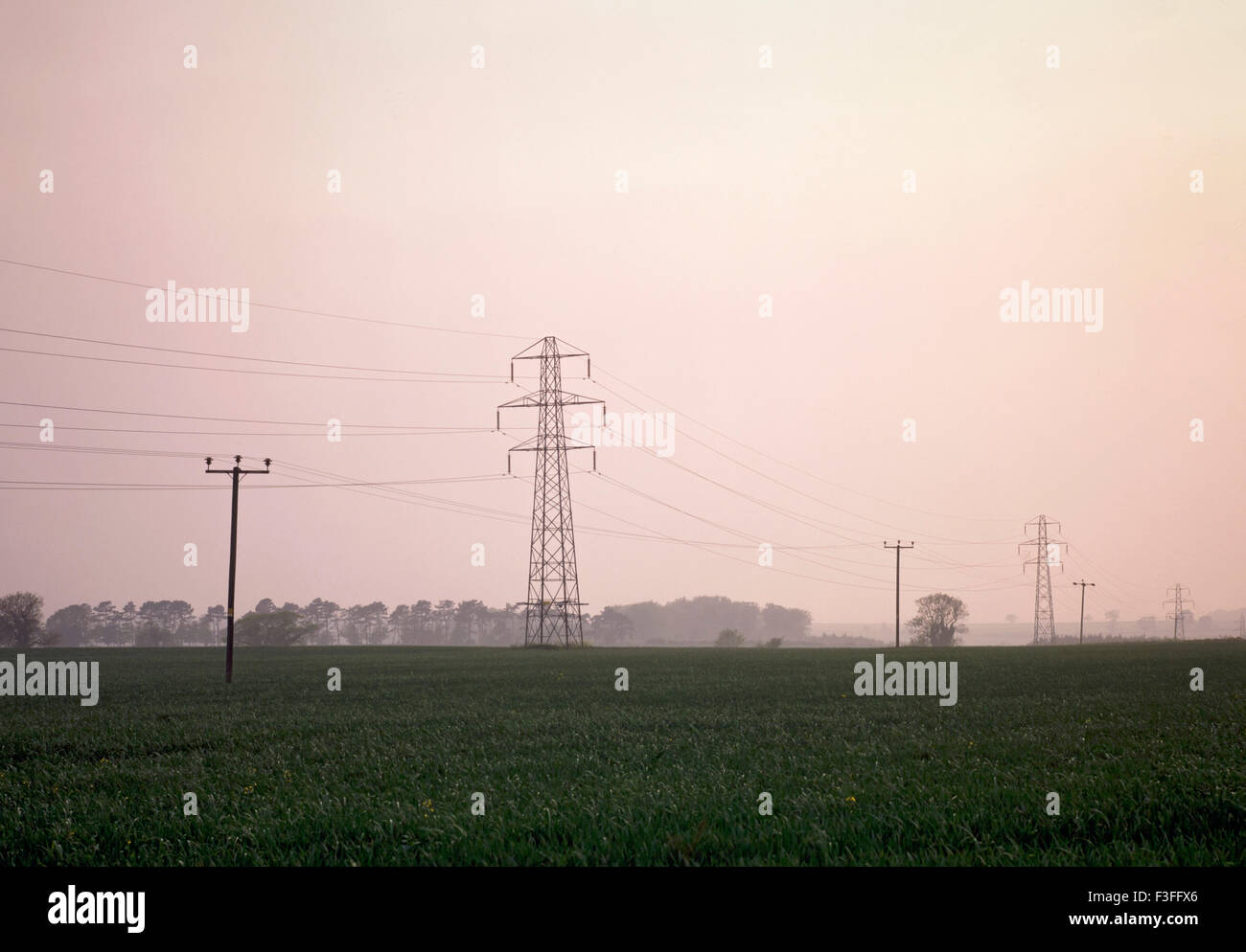 Pylons in landscape -Fotos und -Bildmaterial in hoher Auflösung – Alamy