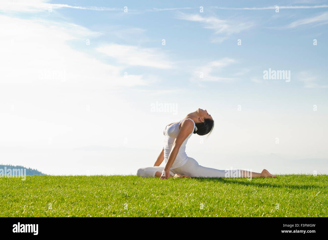 Junge Frau praktizieren Hatha-Yoga im Freien, zeigen die Pose ...