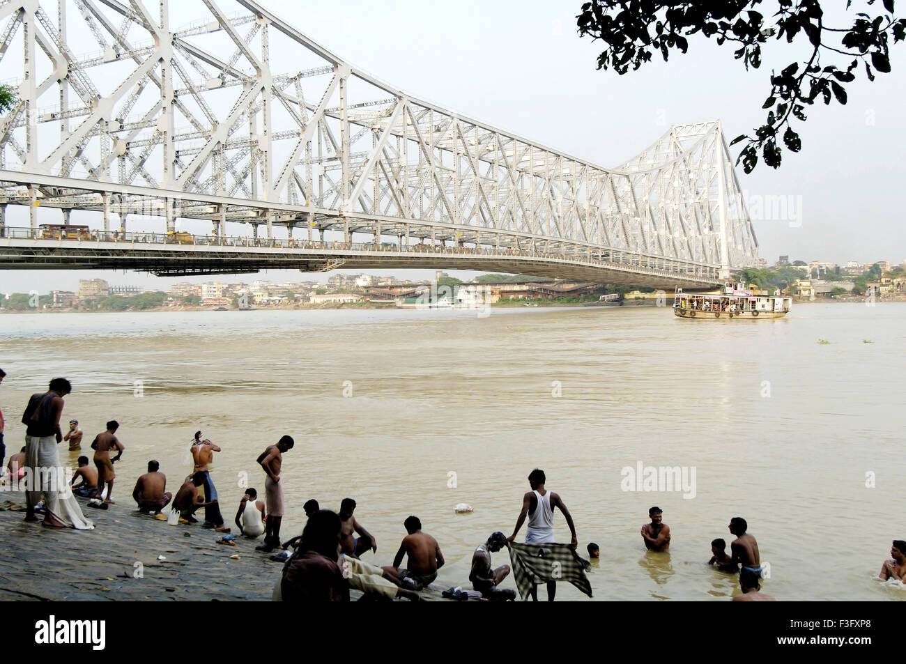 Menschen Baden am Ghat des Hooghly River an Howrah Bridge (Rabindra ...