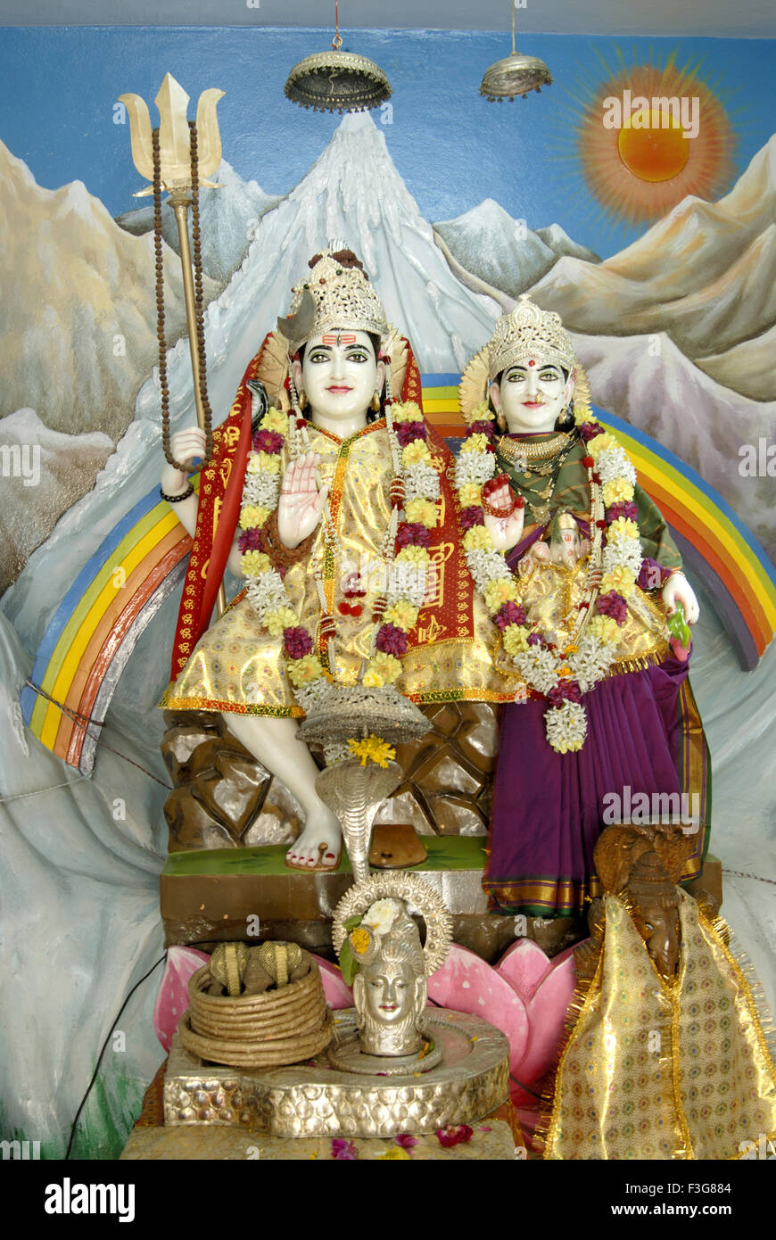 Indischer Gott Lord Shiva Parvati und Ganesha Statue bei Geeta Bhavan ...