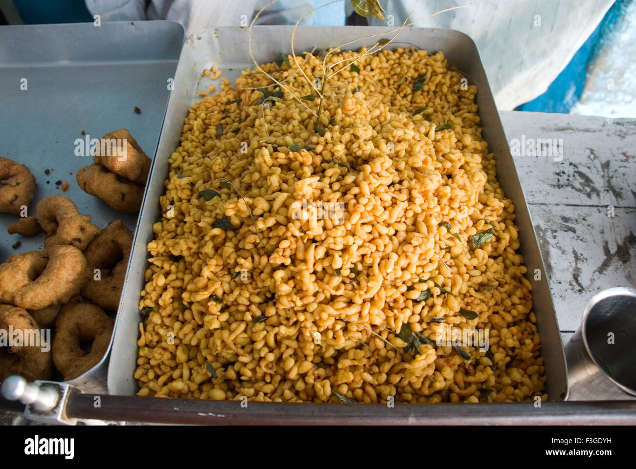 Khari boondi, gebratener Snack, gebratene Kichererbsen, gesalzener ...