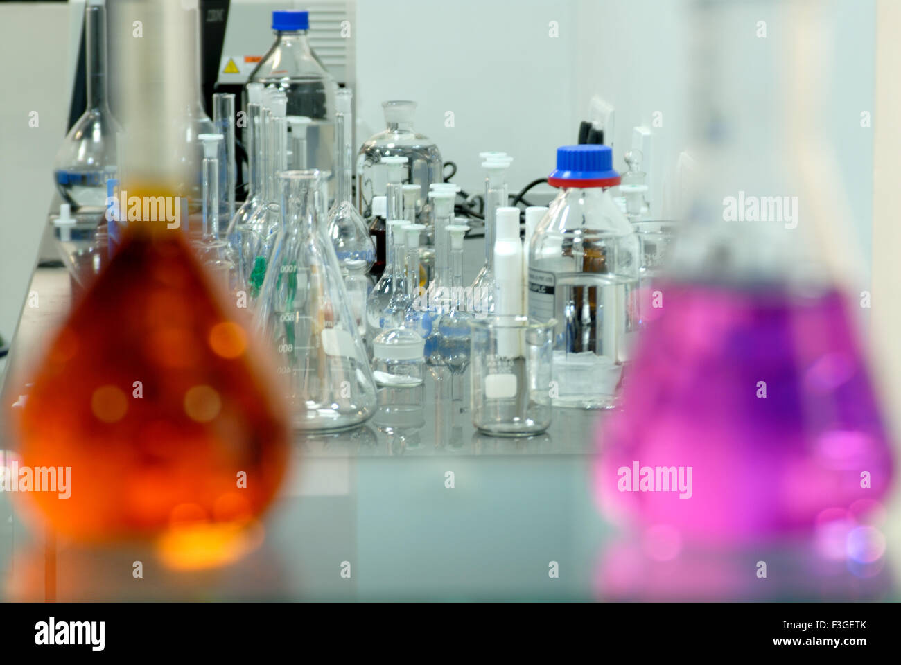 Pharmaforschung Roentgen; Lab; Chemikalie; flüssige Farben mit Kolben ...