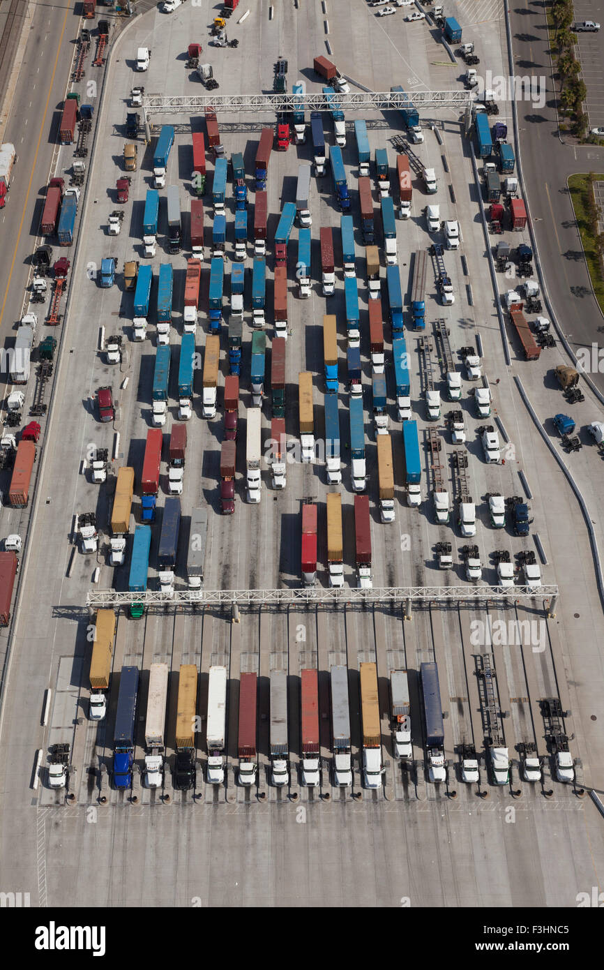 LKW aufgereiht am Container Anlage Luftbild Stockfotografie - Alamy