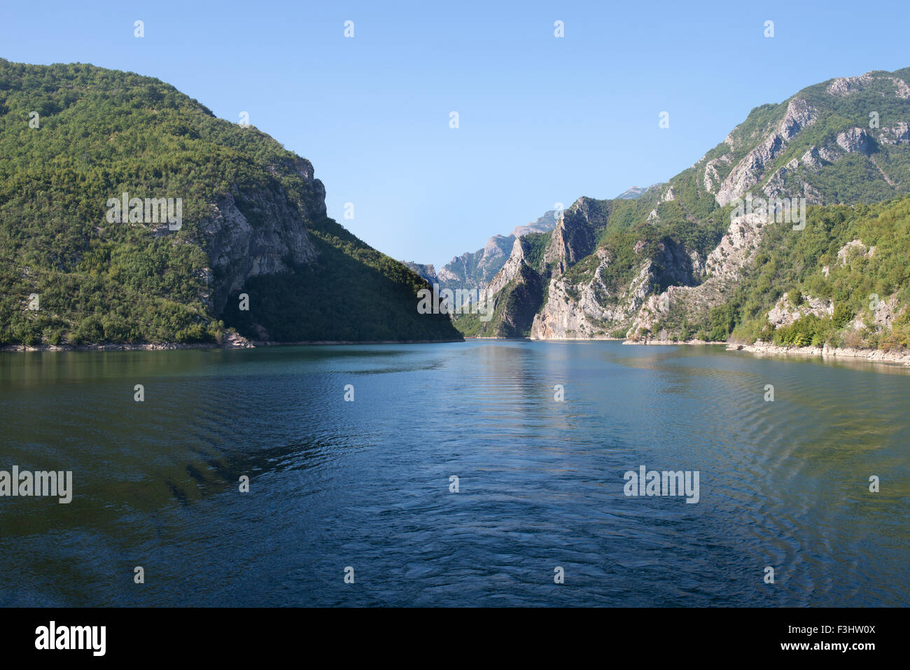 Lake koman ferry -Fotos und -Bildmaterial in hoher Auflösung – Alamy