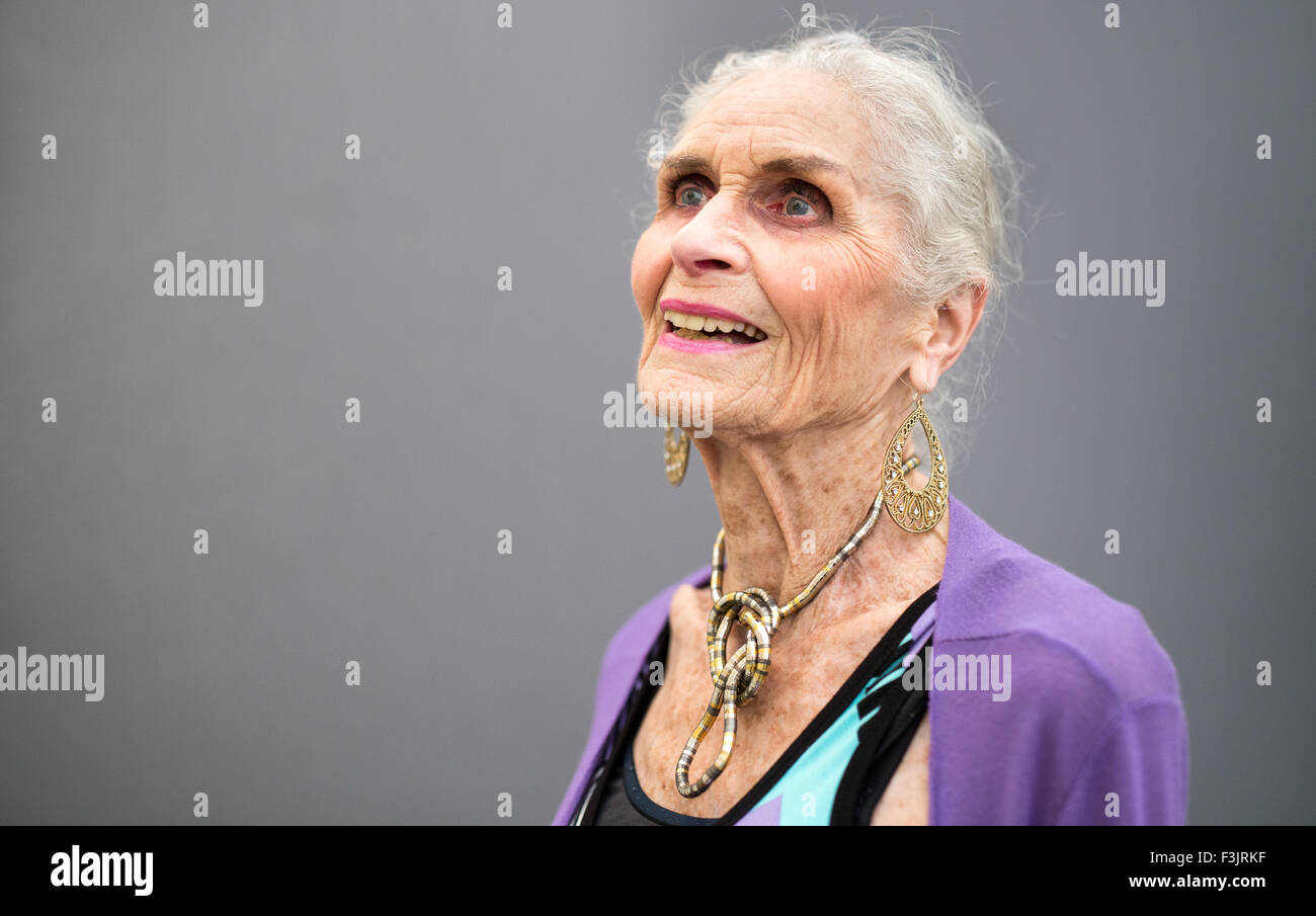 Daphne Selfe (Welten ältesten Supermodel) besucht Cheltenham Literature ...