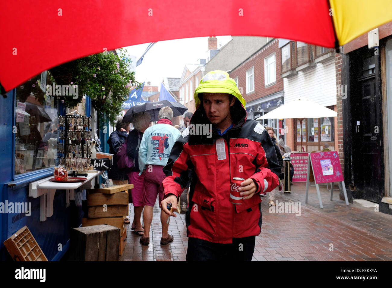 Mann raucht im regen Stockfotos und -bilder Kaufen - Alamy