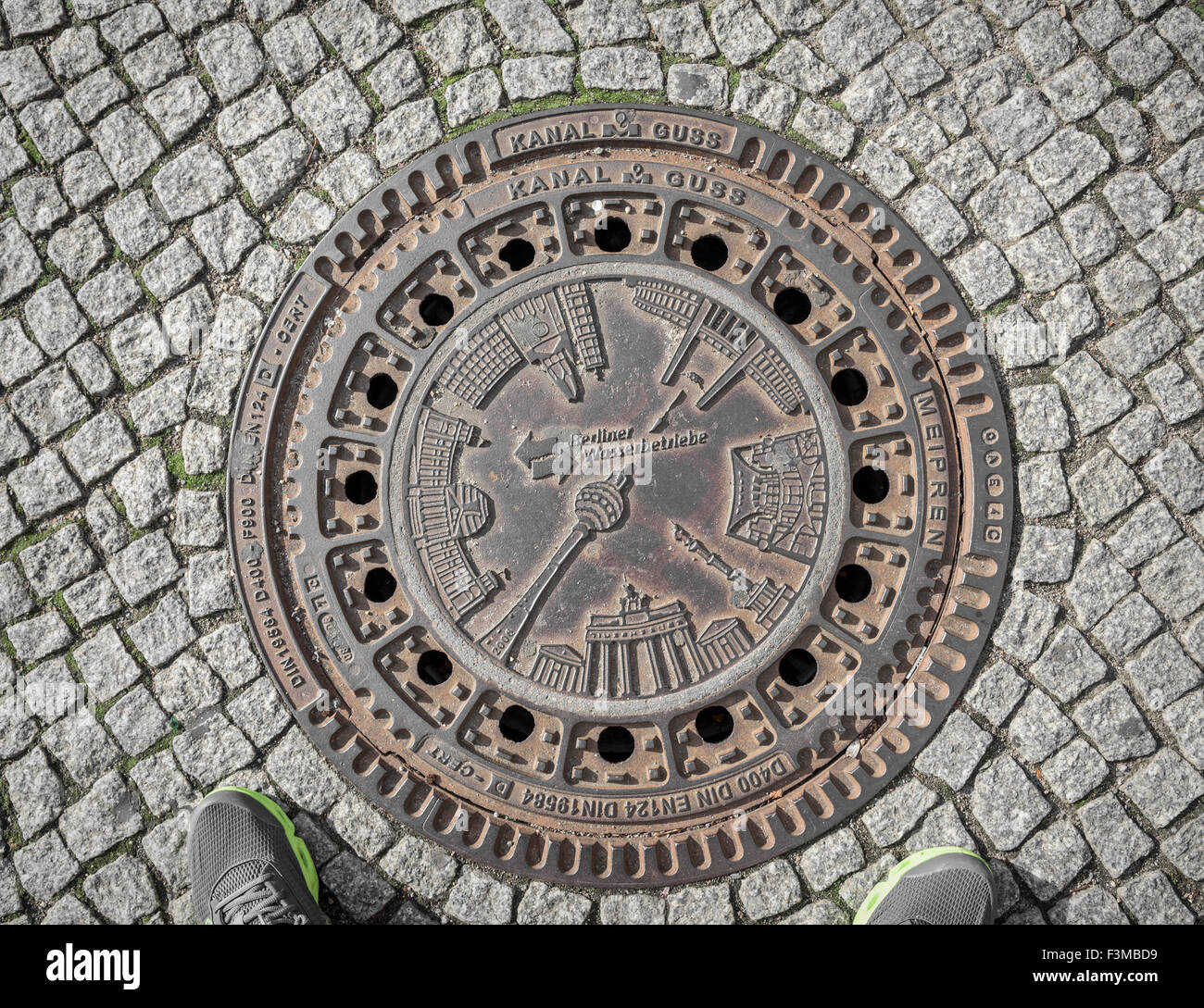 Metallablaufabdeckung in der straße -Fotos und -Bildmaterial in hoher ...