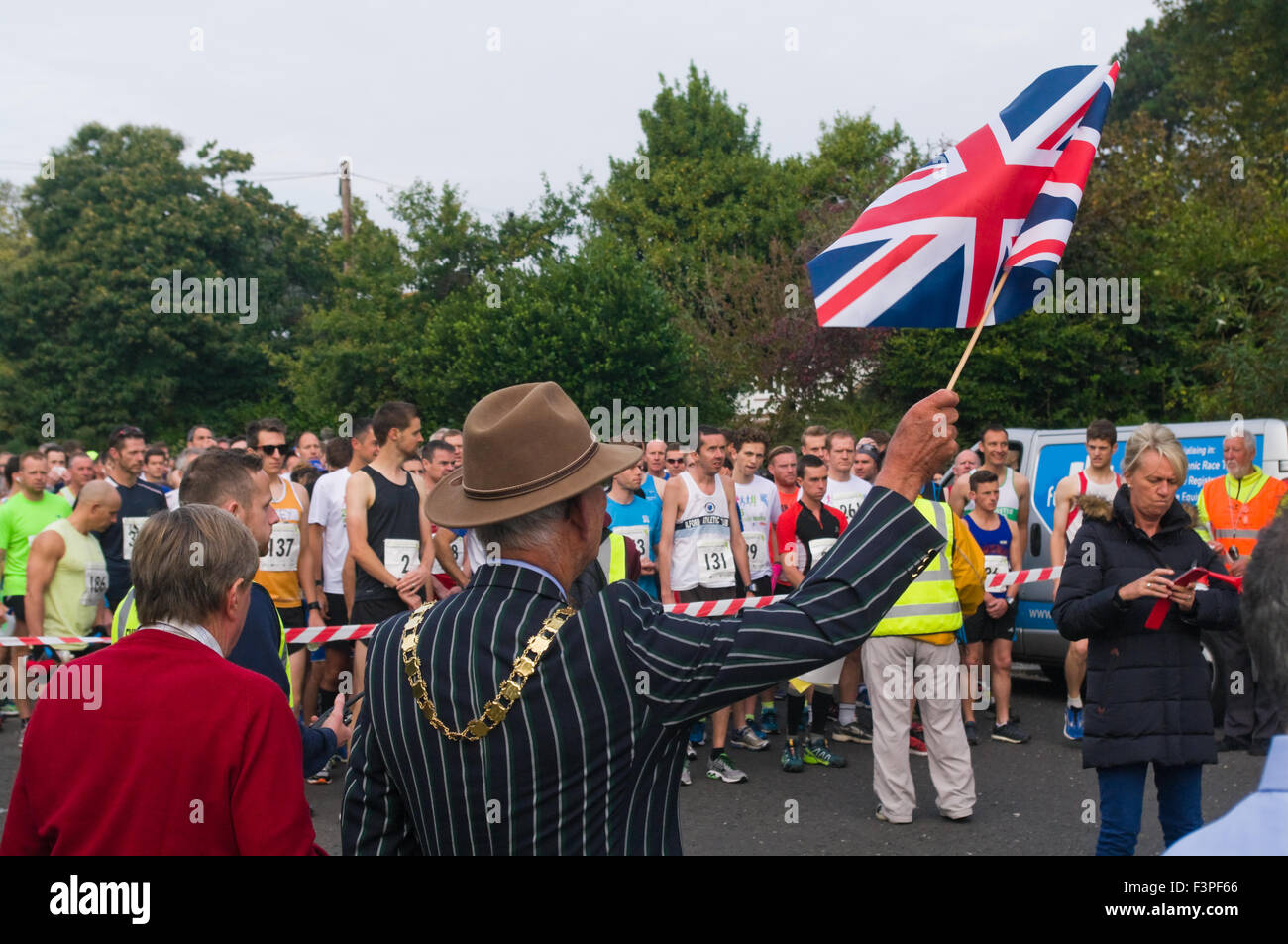 Chichester, West Sussex, England, 11. September 2015. Ein Stadtbeamter ...