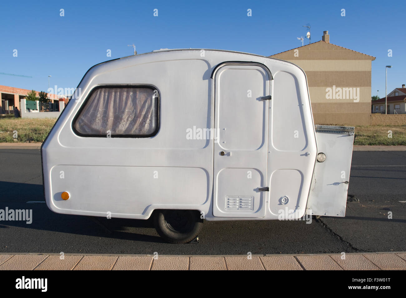 Kleiner wohnwagen -Fotos und -Bildmaterial in hoher Auflösung – Alamy