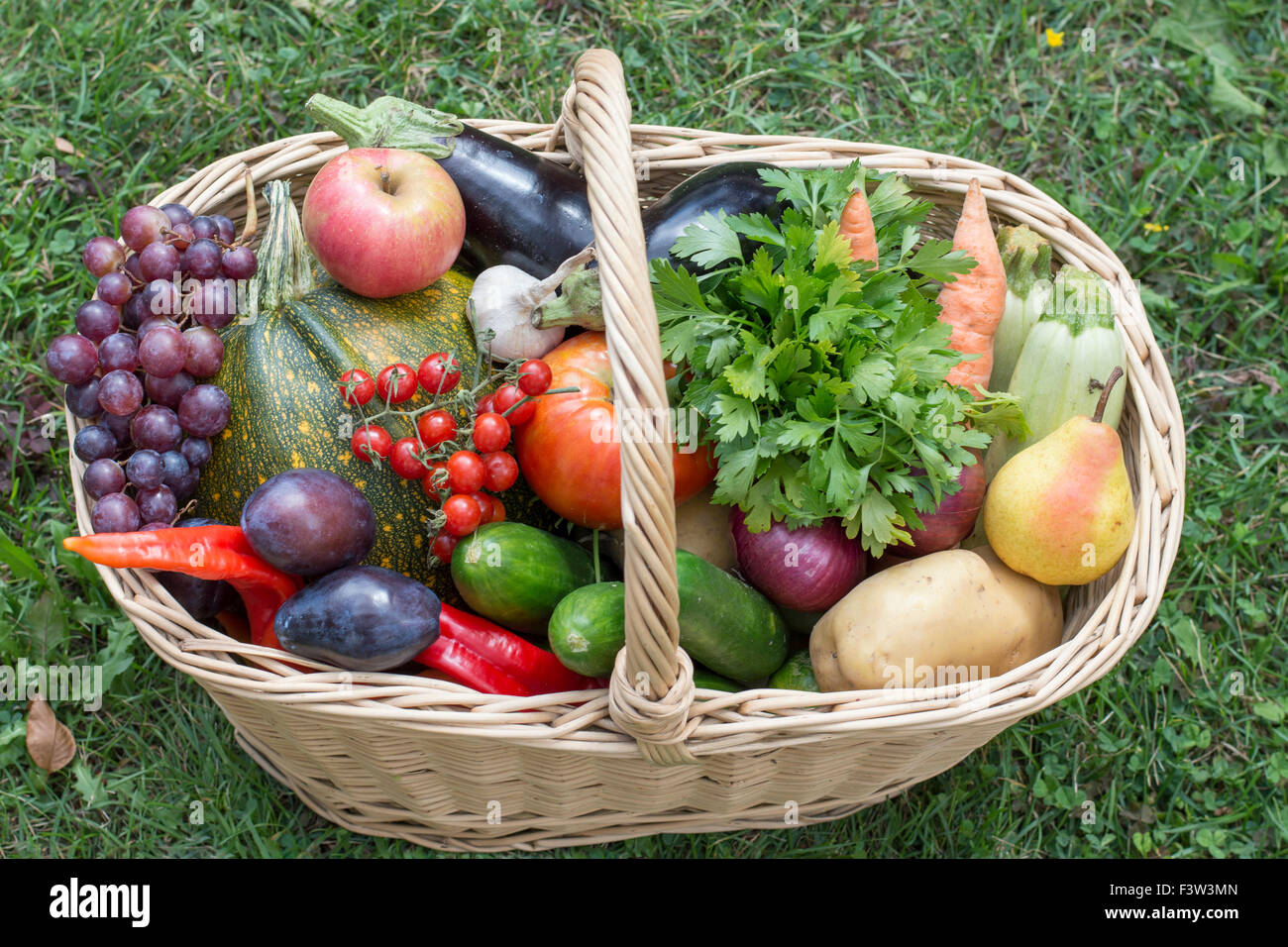 Obstkorb aus holz -Fotos und -Bildmaterial in hoher Auflösung – Alamy