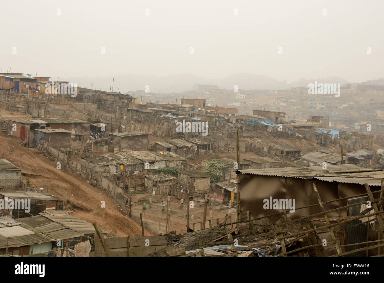 Slums in lima -Fotos und -Bildmaterial in hoher Auflösung – Alamy