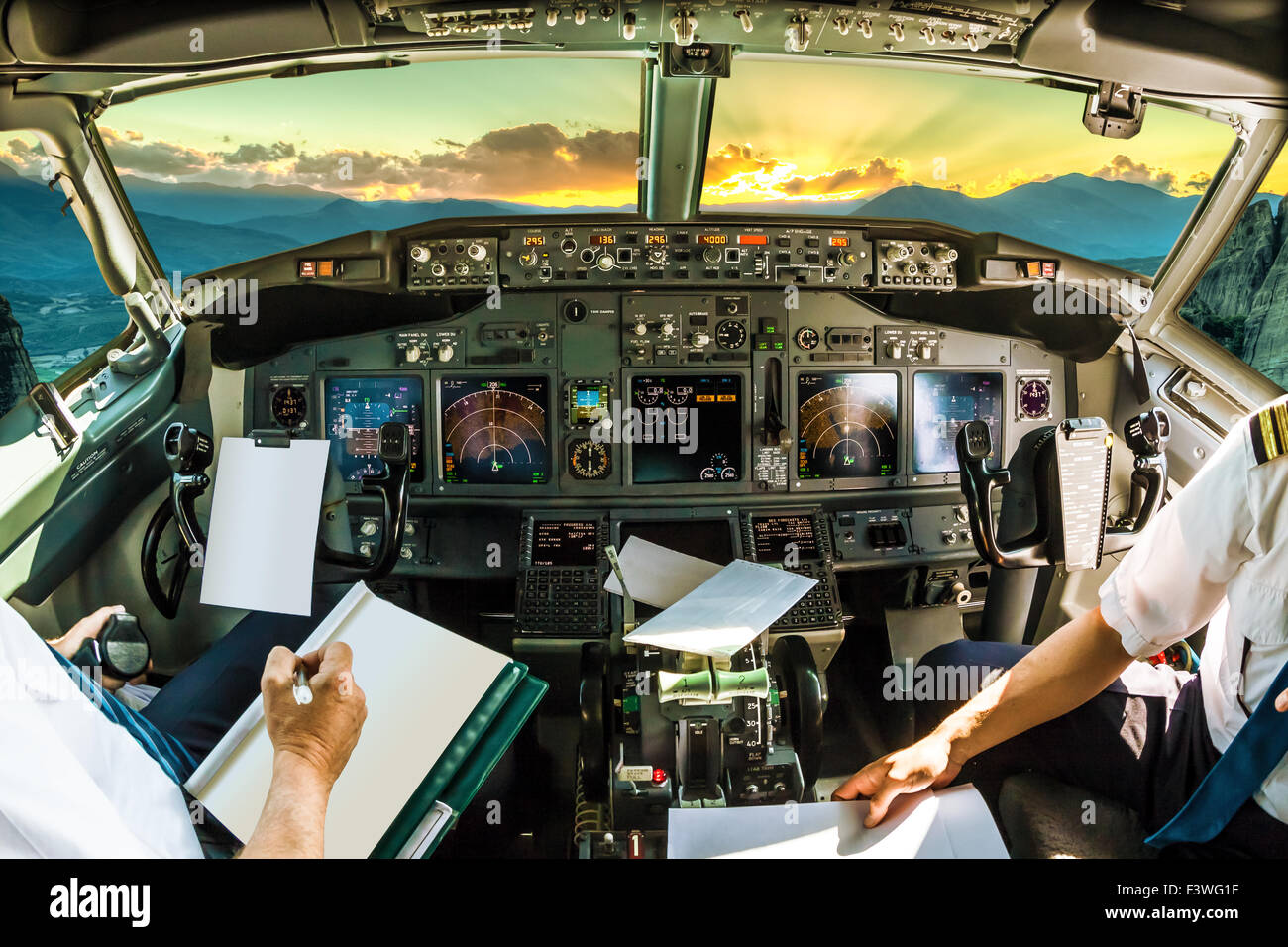 Pilot cockpit airbus -Fotos und -Bildmaterial in hoher Auflösung – Alamy