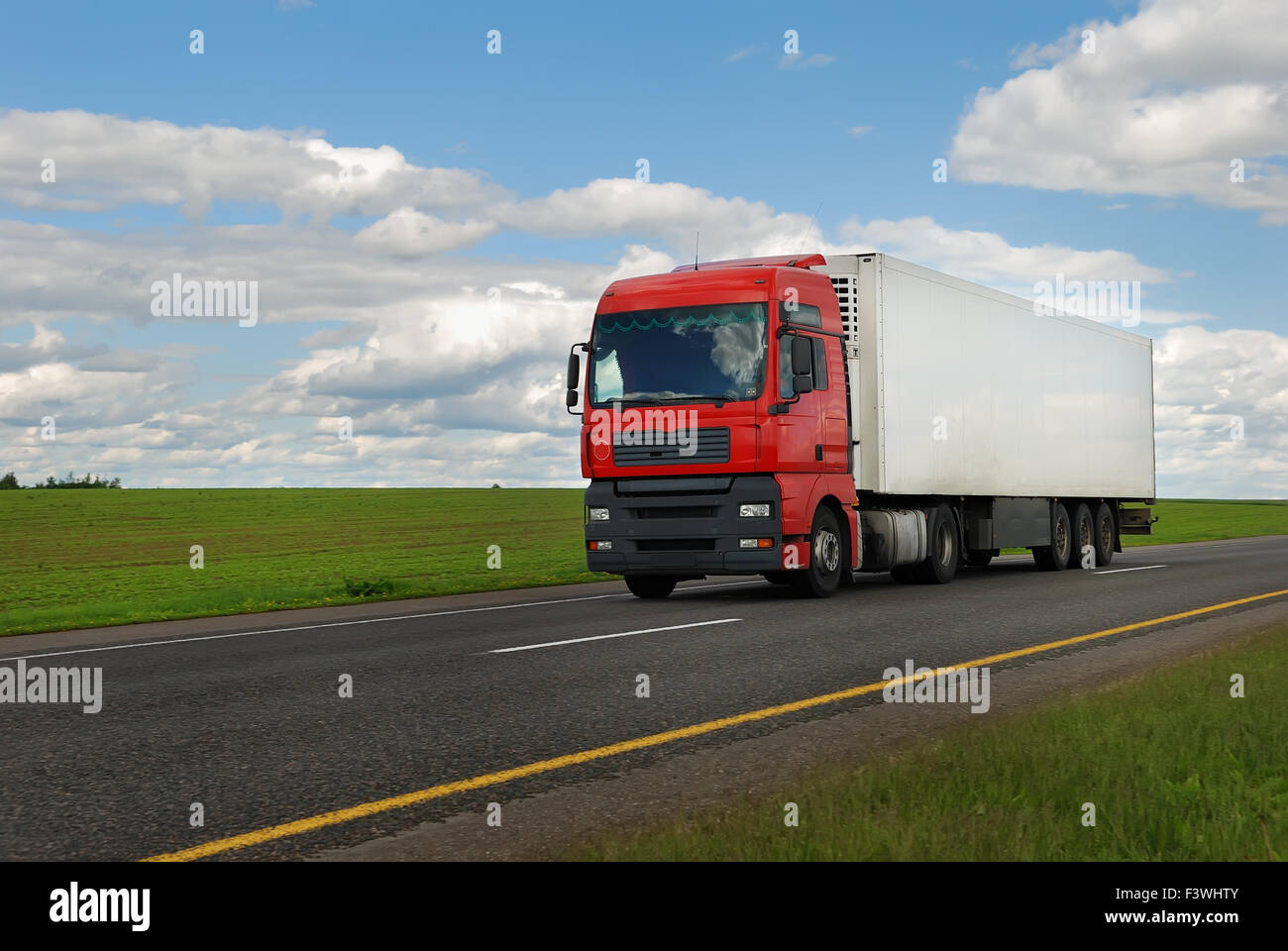 rote LKW-LKW mit Anhänger Stockfotografie - Alamy