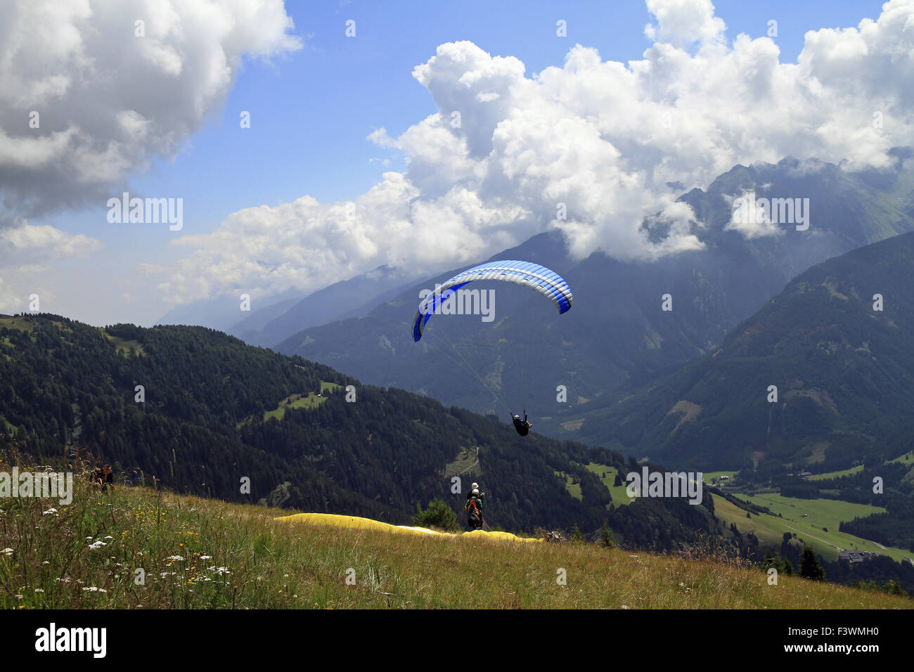 Paraglider start -Fotos und -Bildmaterial in hoher Auflösung – Alamy