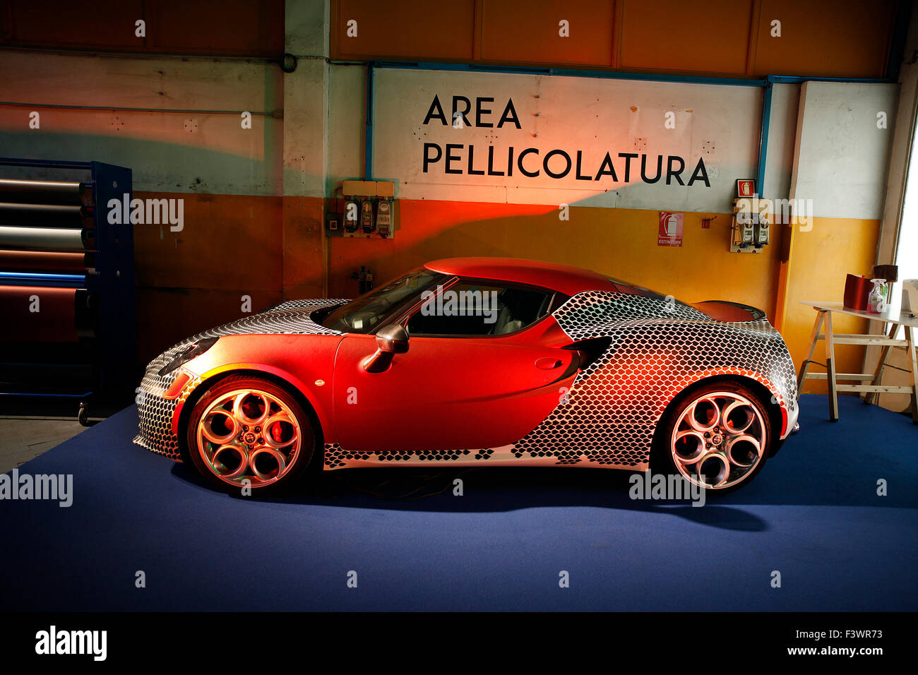Ein Alfa Romeo 4C Vinyl verpackt bei der Eröffnung des neuen ...