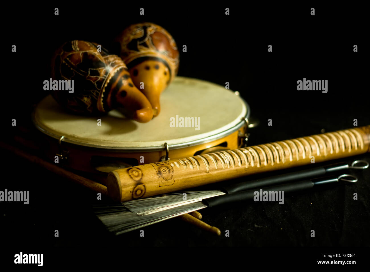 Percussion instruments drums -Fotos und -Bildmaterial in hoher ...