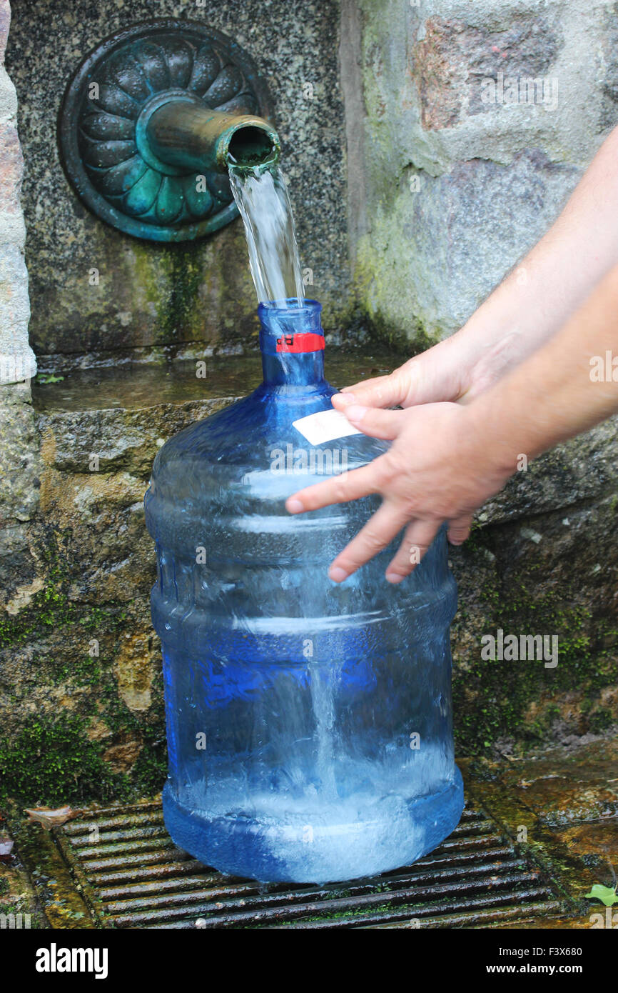Klares wasser reines quellwasser -Fotos und -Bildmaterial in hoher ...