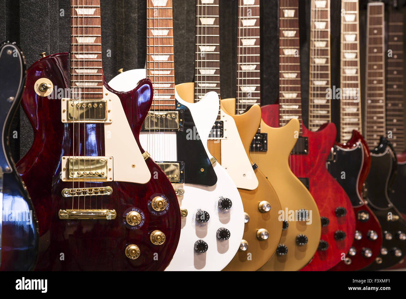 Electric guitars -Fotos und -Bildmaterial in hoher Auflösung – Alamy