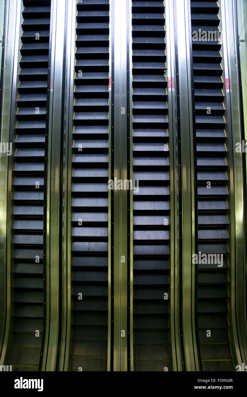 Fahrt mit der rolltreppe -Fotos und -Bildmaterial in hoher Auflösung ...
