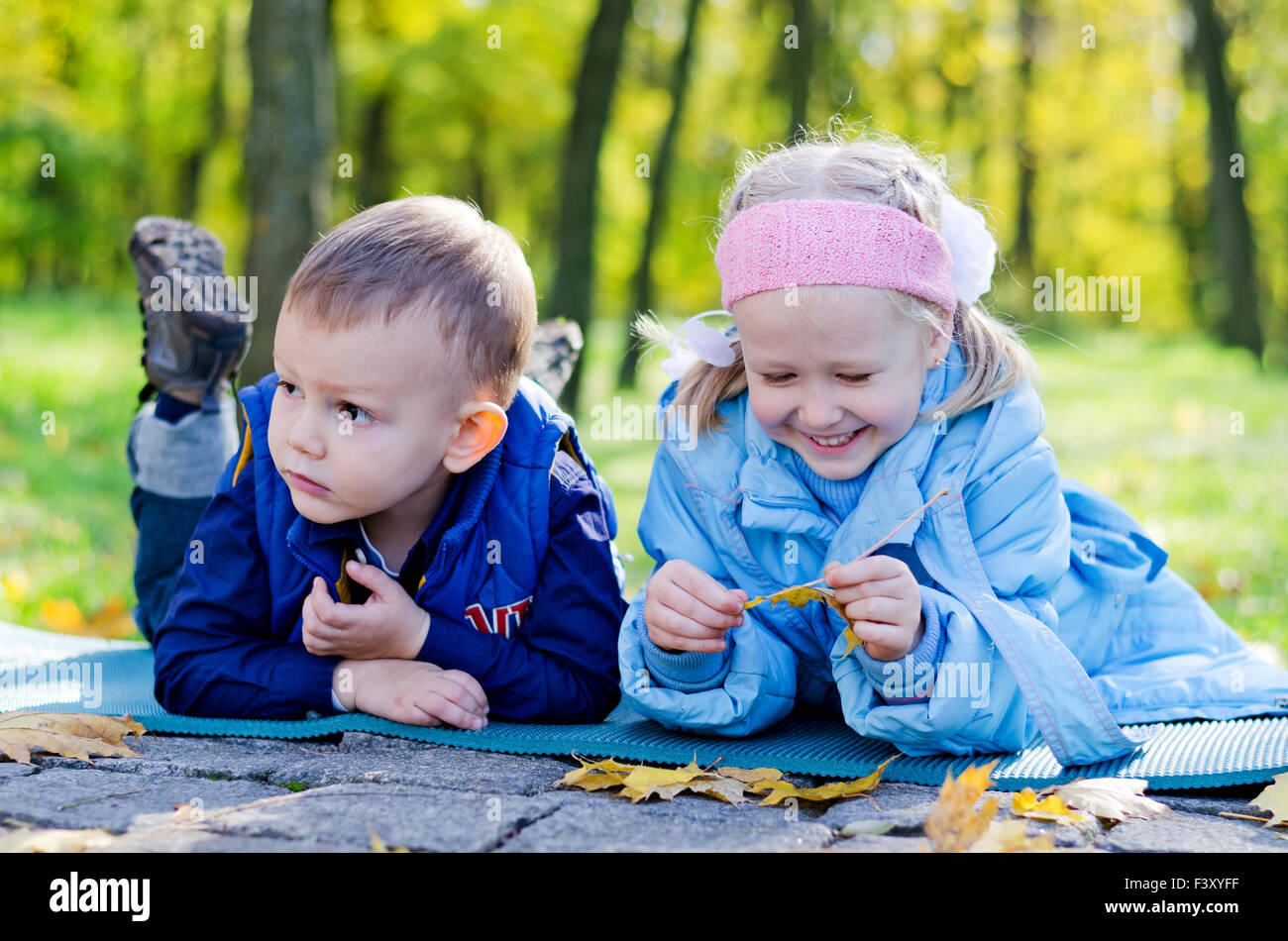 Junge, der sich in einem park entspannt -Fotos und -Bildmaterial in ...