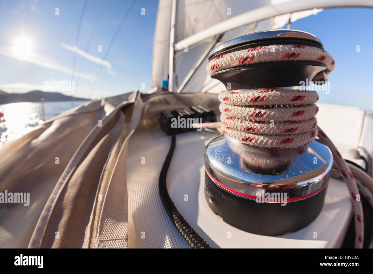 Winde mit Seil auf Segelboot Stockfotografie - Alamy