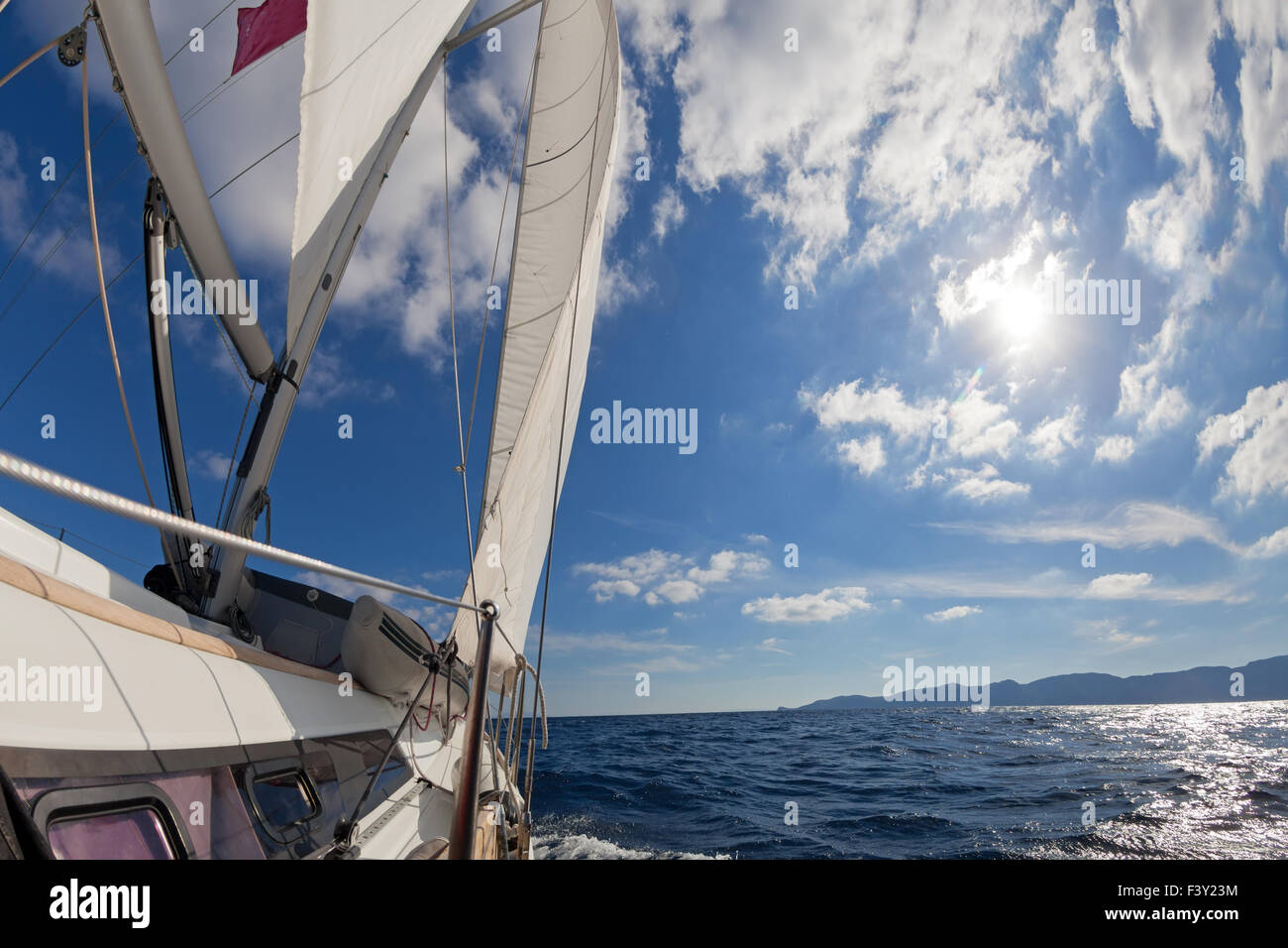 Gelbes boot im meer -Fotos und -Bildmaterial in hoher Auflösung – Alamy
