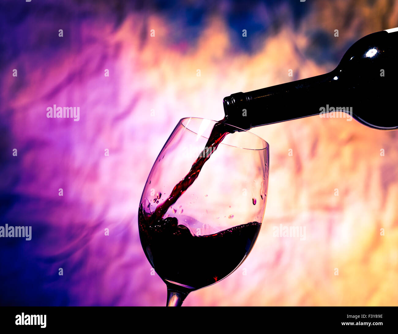 Rotwein in Weinglas gegossen Stockfotografie - Alamy