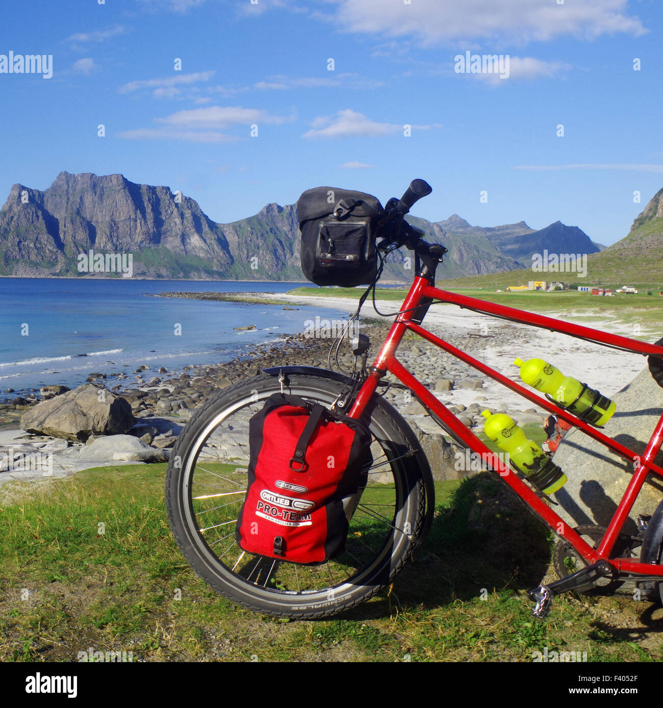 Fahrrad am strand -Fotos und -Bildmaterial in hoher Auflösung – Alamy
