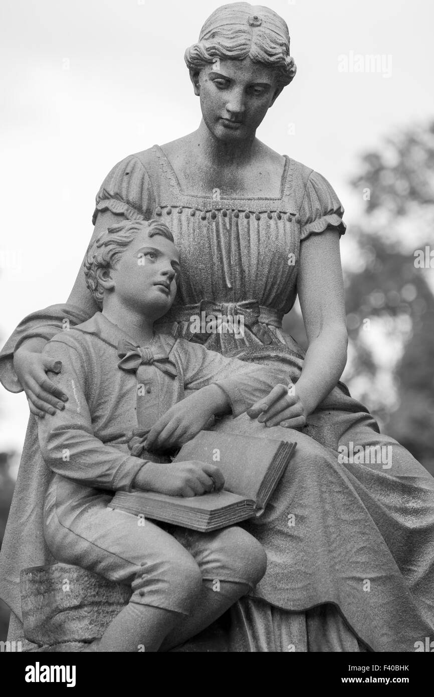 Skulptur mutter mit ihrem toten sohn -Fotos und -Bildmaterial in hoher Auflösung – Alamy