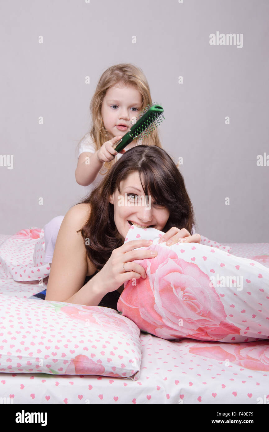 Haare kämmen kinder -Fotos und -Bildmaterial in hoher Auflösung – Alamy