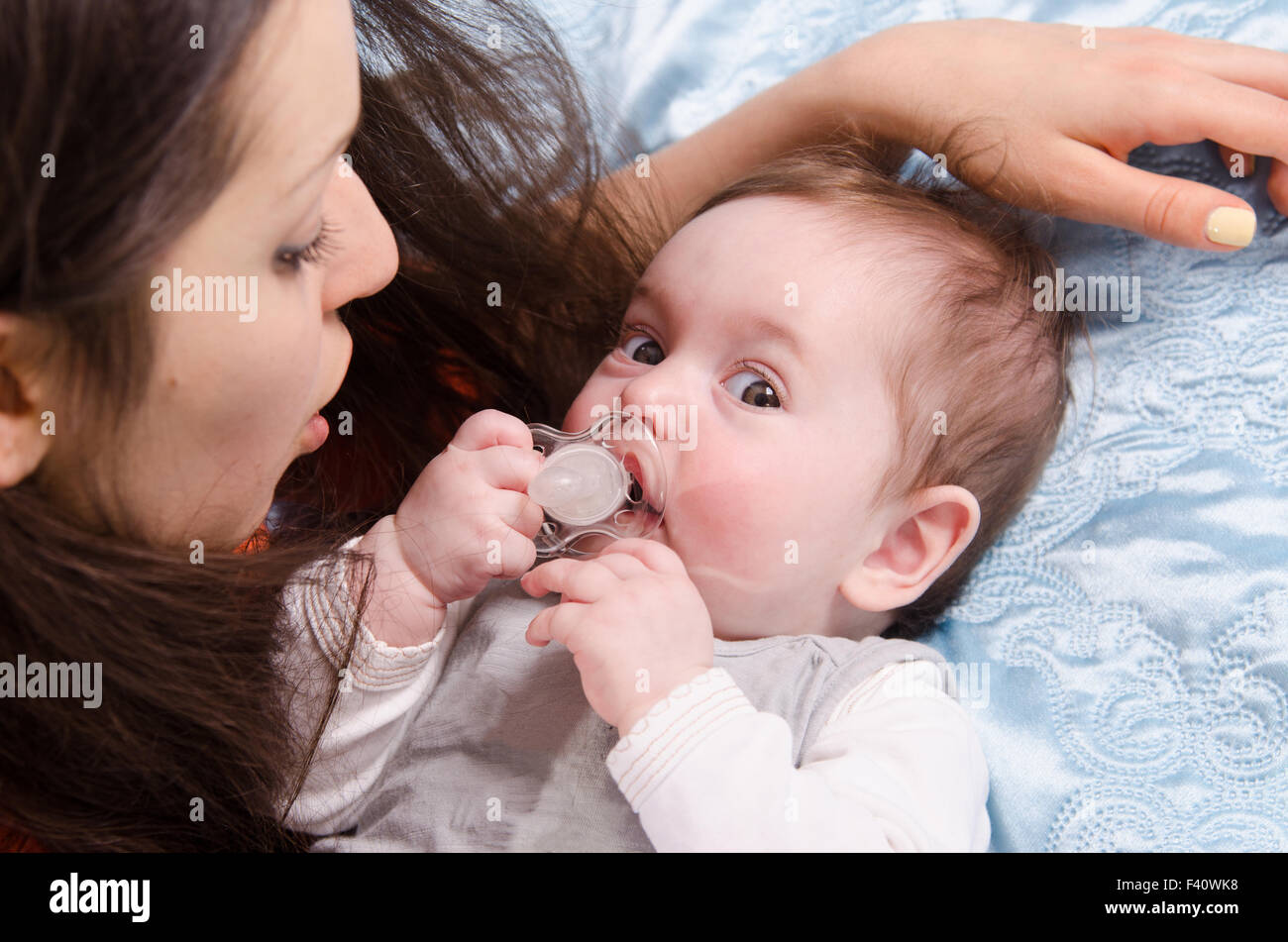 Mutter und tochter im bett -Fotos und -Bildmaterial in hoher Auflösung – Alamy