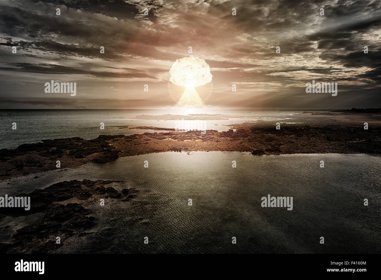 Nuclear bomb explosion -Fotos und -Bildmaterial in hoher Auflösung – Alamy