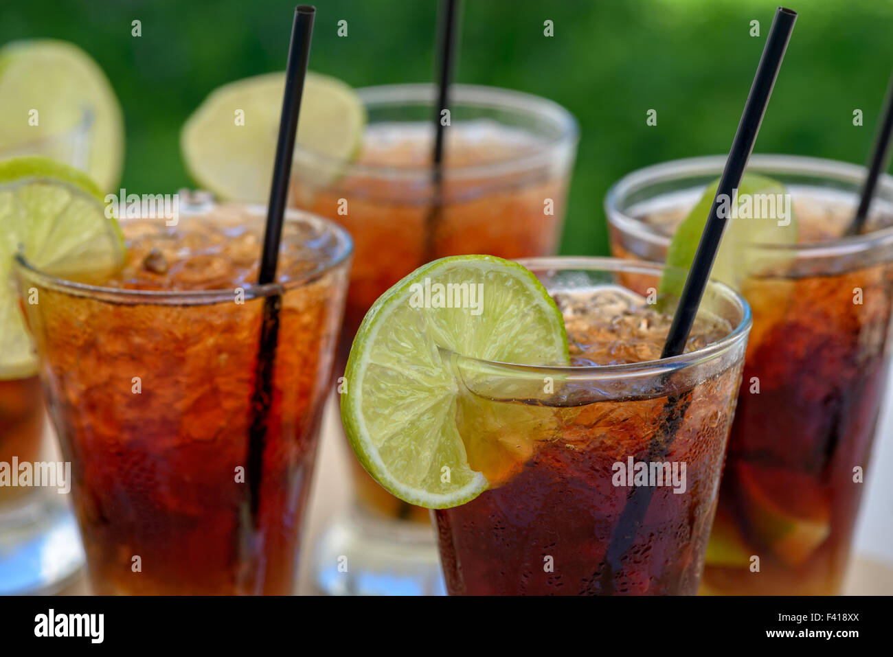 Gläser mit Rum cocktail Stockfotografie - Alamy